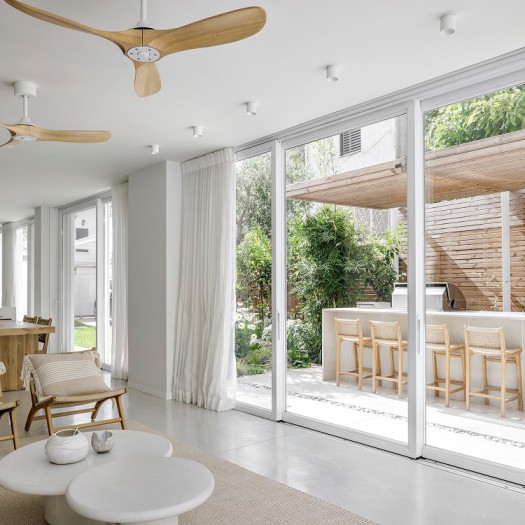 באוהאוס לבן בהרצליה | ענת גולדנברג | סדרת 2600